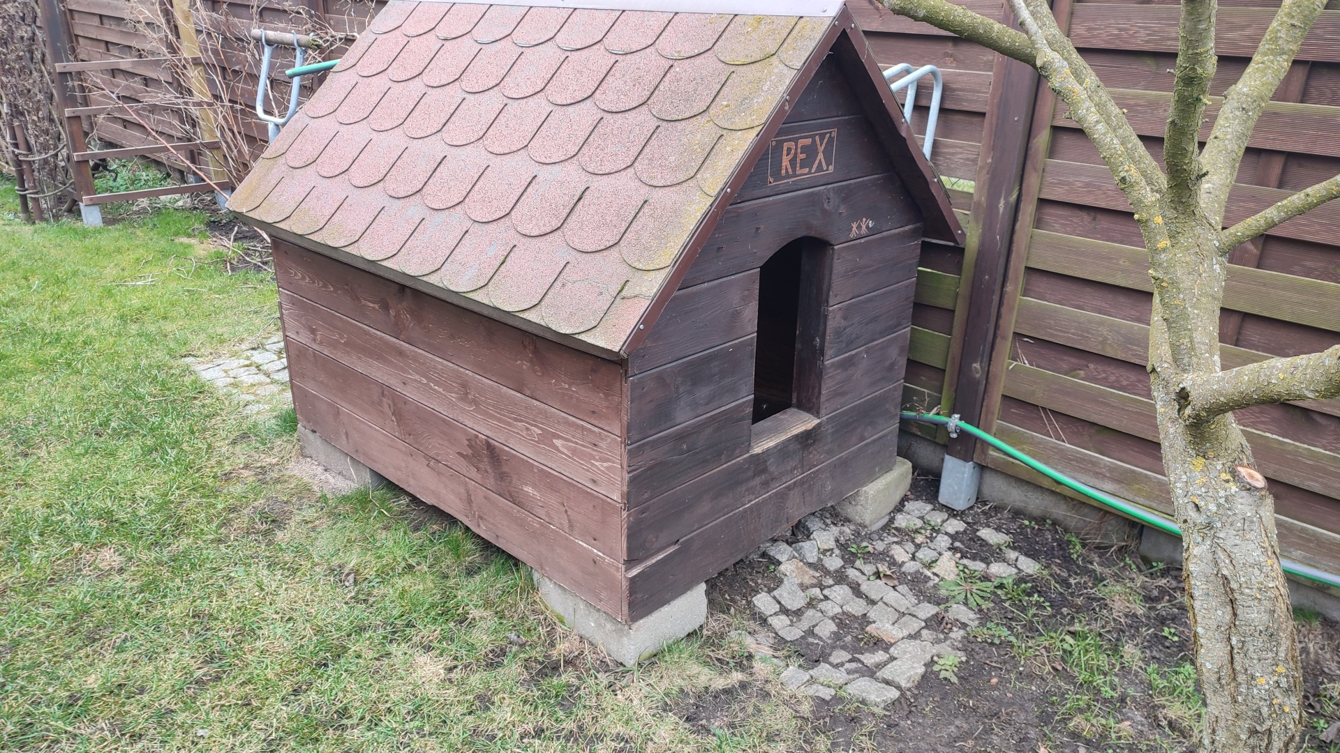 Ogłoszenie: Duża buda dla psa solidna ocieplona, kategoria: oddam za darmo